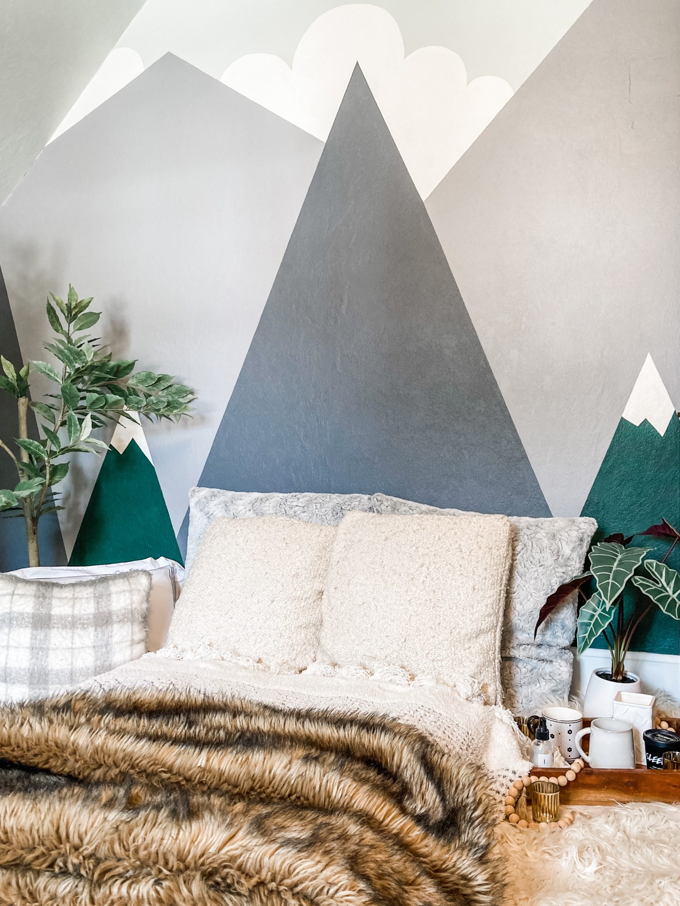 How to Host Guests in a Small Space – Modest Petite Daily
